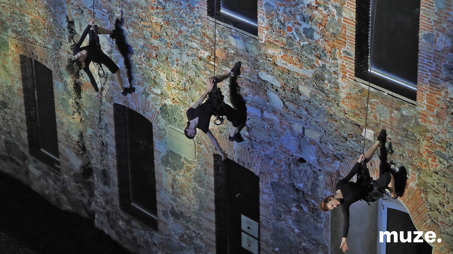 Vertical Wall Dance Performance | Muze Entertainment